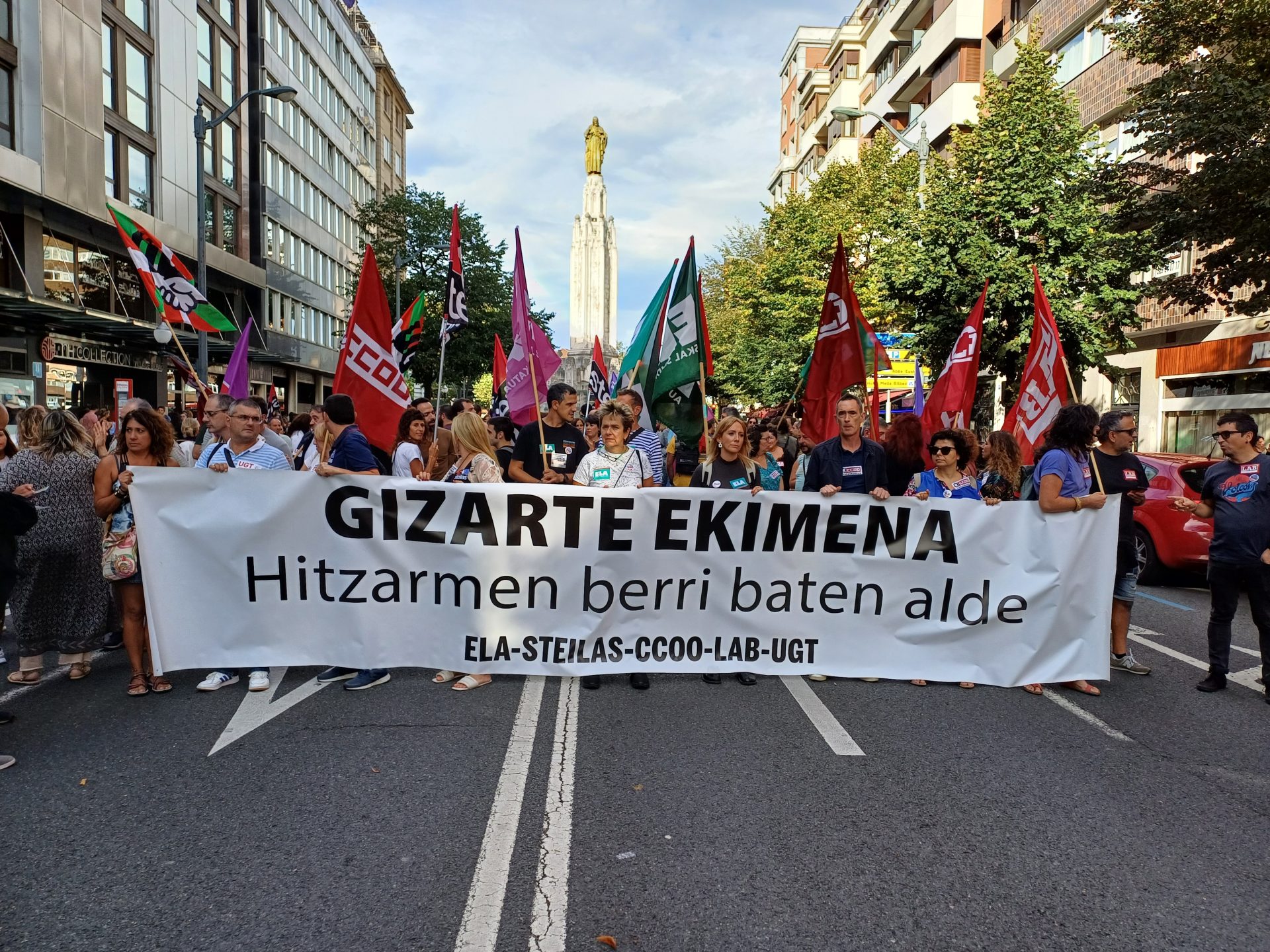 5000 trabajadores de centros de enseñanza se manifiestan en Bilbao ...