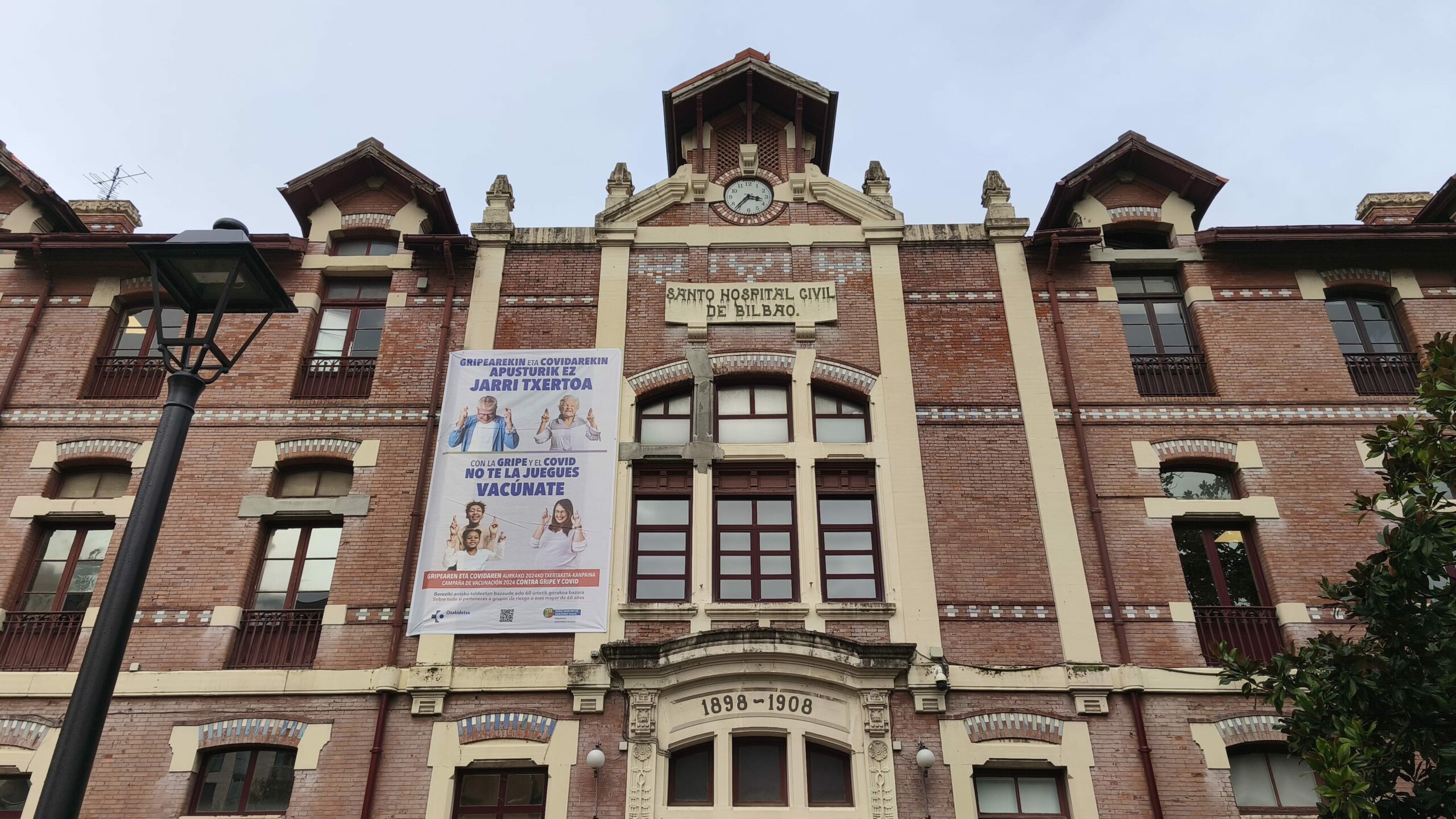 Concentraciones en los centros de salud por el colapso de la urgencias en Basurto, en Bilbao ...