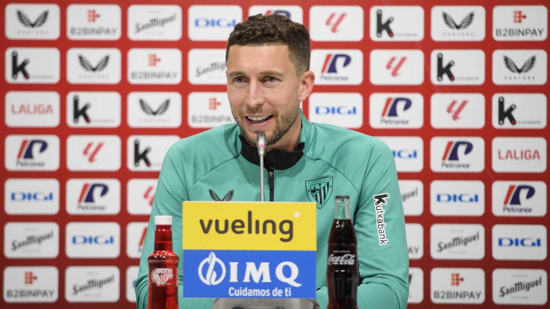 El mundo del fútbol rinde homenaje a Óscar de Marcos tras anunciar su ...