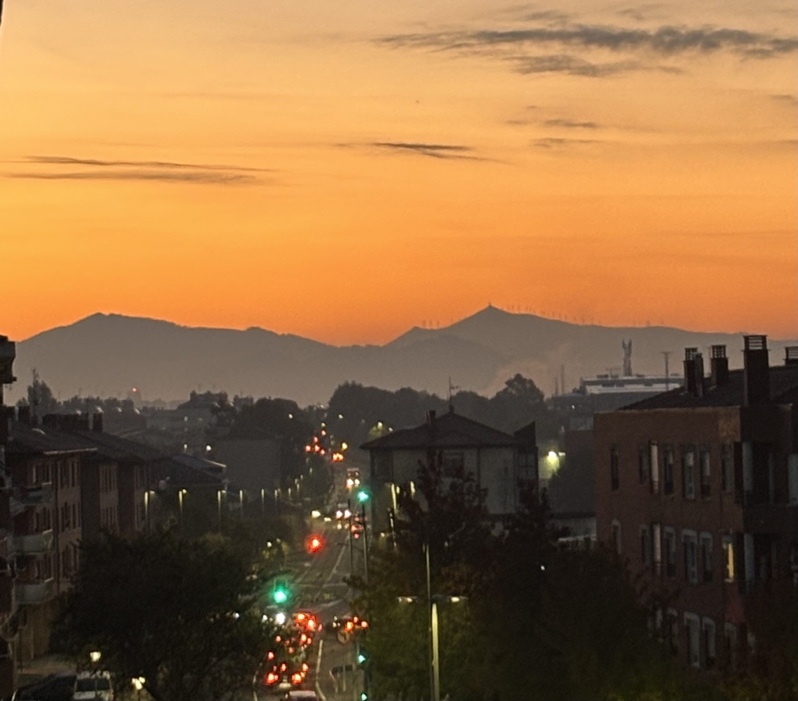 El amanecer de Bilbao inunda las redes: del azul Bilbao al naranja ...