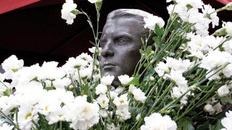 Bilbao celebra la 18ª Ofrenda de Flores Blancas a Blas de Otero | Radio ...